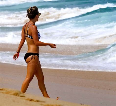Kaley Cuoco Shows Off Her Ass Wearing A Monochrome Bikini On A Beach In Mexico Porno Fotos Xxx