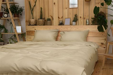 나무 선반 더블 침대와 식물식물과 식물 침실 인테리어의 실제 사진 베개로 만든 침대 옆에 식물이있는 침실 나무 인테리어 0명에 대한 스톡 사진 및 기타 이미지 Istock