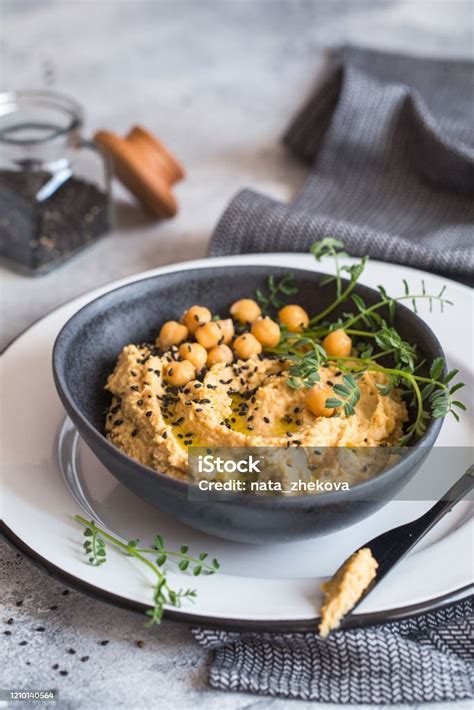 Siyah Kase Nohut Humus Susam Ve Nohut Yeşillikleri Ile Süslenmiş Vegan Yemek Tarifleri Bitki