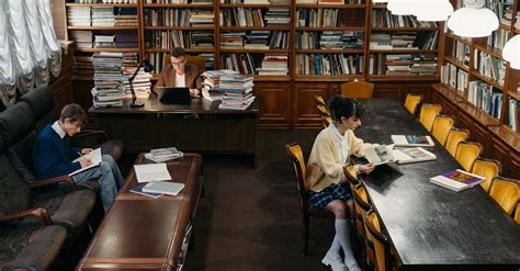 고등 교육 공부 분위기 공부방 공부하는 공부하다 공책 교육 대학 대학 도서관 대학교 도서관 도서관 세션 독서 등 독서하는 목조 테이블 문해력