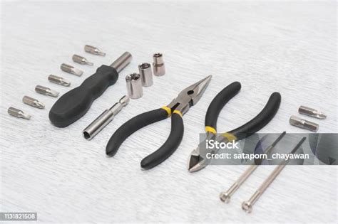 화이트 나무에 펜 치 소켓 스 패너와 스크루 드라이버 도구 렌치 세트 강철에 대한 스톡 사진 및 기타 이미지 강철 개념 개념과 주제 Istock