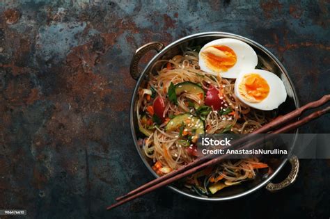 매운 야채 냄비 국수 호박 양파 참 깨와 쌀 금속 질감 배경 아시아 스타일된 점심입니다 수직 텍스트 복사 공간 구성 0명에 대한 스톡 사진 및 기타 이미지 Istock