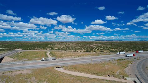 미국 텍사스의 주간 고속도로 10에서 운전하는 트럭 드론 장면 0명에 대한 스톡 사진 및 기타 이미지 0명 10번 주 간 고속도로 고속도로 Istock
