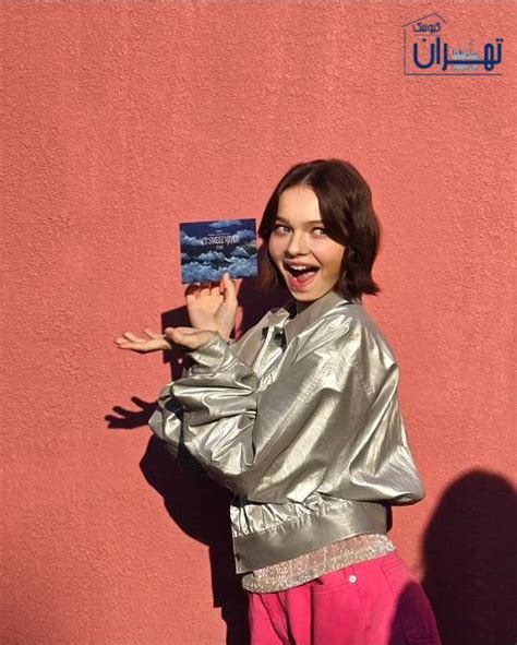 بیوگرافی اما مایرز بازیگر نقش ایند سینکلر در سریال ونزدی عکس