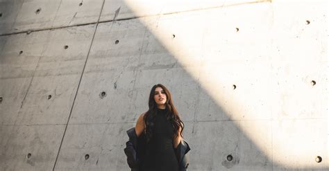 19 세기 건축 2020년대 패션 가을 가을 패션 가을 햇빛 가을의 일몰 건물 설계 건축 배경 건축 사진 건축에서의 기하학 검정 드레스 골든 아워