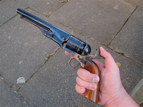 Задумчиво вертит в руках Colt 1860 Army Nikolaj S — Livejournal