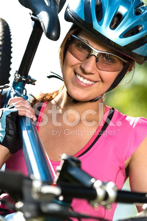그녀의 자전거를 들고 여성 자전거 타는 사람 스톡 사진 Freeimages