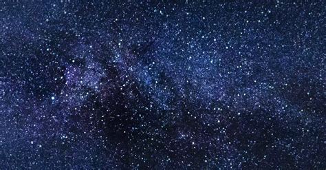 집 밖의 갤럭시 고요한 고요한 밤 과학 관찰 광활한 깊은 공간 끝이 없는 무리 무한대 무한한 반짝이는 반짝임 밤 밤하늘 별 별을 바라보는