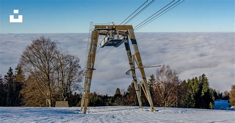 눈 덮인 산을 오르는 스키 리프트 사진 Unsplash의 무료 판더 이미지