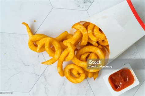 플라스틱 상자 패키지 용기에 소스와 함께 먹을 준비가 곱슬 감자 튀김을 가져 가라 굽기에 대한 스톡 사진 및 기타 이미지 굽기 미식가 사진 이미지 Istock