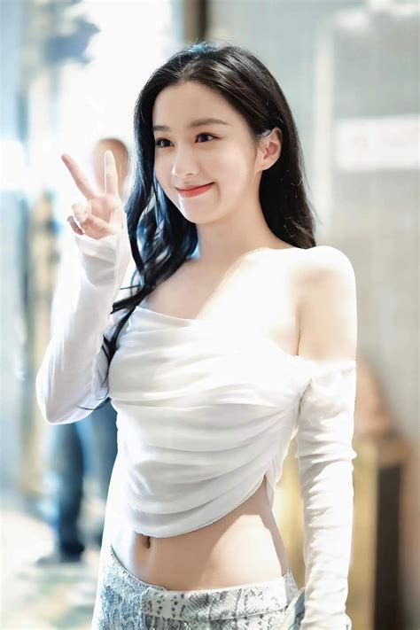 ปักพินโดย Leo ใน My Saves ในปี 2025 นักแสดงหญิง ภาพสาวน่ารัก คู่รักที่น่ารัก