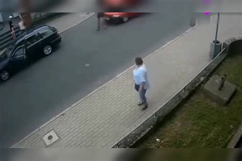 监控光头男司机下车嚣张挑衅女司机接下来女司机教他怎么做人