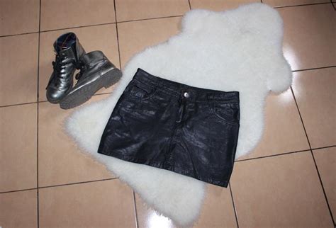 Чорна коротка шкіряна спідниця з кишенями від Only — ціна 350 грн у