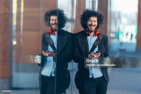 남자 가방과 헤드폰을 착용하고 캠퍼스에서 걷고 있는 아프로 헤어스타일과 행복한 학생 공항에 대한 스톡 사진 및 기타 이미지 공항 직원 20 29세 Istock