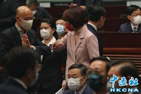 疫情下立法會議員用拱手碰肘打招呼 頭條 香港中通社