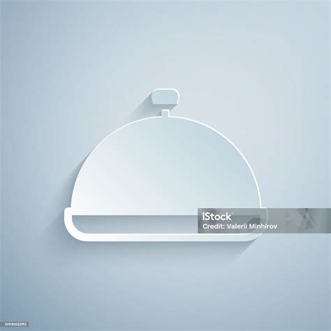 회색 배경에 고립 된 음식 아이콘의 트레이로 덮여 종이 잘라 트레이 및 뚜껑 표지판 뚜껑이 있는 레스토랑 클로쉬 종이 아트