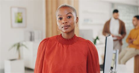 회사 업무 초상화 및 비즈니스 또는 프로젝트 관리를 위해 사무실에 있는 흑인 여성 직장 경력 및 직장에서 아프리카 직원 또는 여성 근로자를 통해 직업적 자신감을 얻을 수