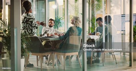 기술직의 재무 예산 검토 또는 회사 성장을 위한 직원 프레젠테이션 또는 피드백 워크샵 회의 또는 세미나에서 경제 보고서 통계 또는 비즈니스 코칭에 대한 정보를 제공하는 여성