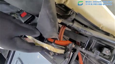 전기차폐차된 다니고의 구조 살피고 배터리팩을 손으로checking Ev Danigo And Separating Battery Pack 전기차폐차 다니고폐차 배터리