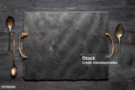 블랙 슬레이트 판 그리고 나무 보드에 3 개의 빈티지 숟가락 상위 뷰 복사 공간 0명에 대한 스톡 사진 및 기타 이미지 0명