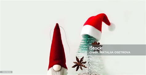 흰색 배경에 환경 친화적 인 향신료로 만든 장식전나무의 크리스마스 트리 장난감 당신의 텍스트장소에 크리스마스 인사말 카드 12