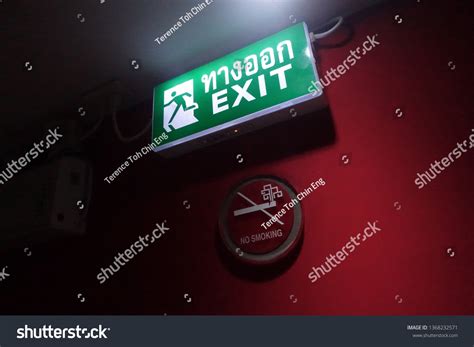 Close Exit Signage English Thai Building Foto De Stock Shutterstock