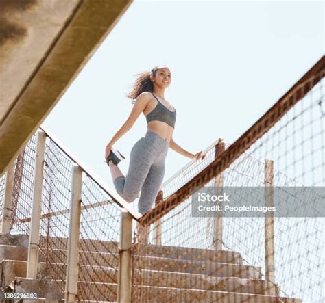 매력적인 젊은 여자의 샷 은 도시에 혼자 서 그녀의 야외 운동 전에 스트레칭 20 24세에 대한 스톡 사진 및 기타 이미지 20 24세 20 29세 건강한 생활방식