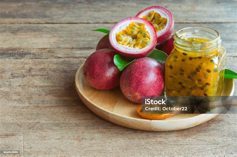 수 제 열정 과일 나무 접시에 병에 잼 열정 과일 나무 테이블 복사 공간 배경에 대 한 측면 보기에서 잼 신선한 열정 과일과 나무 테이블 자연 개념에서 만든 잼 패션프룻에