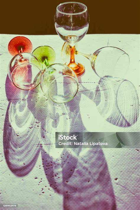 분홍색 밝은 배경에 투명 유리 와인 잔 와인과 칵테일을 위한 투명한 유리 제품 부엌 분홍색 테이블에 유리 제품 분홍색 테이블에