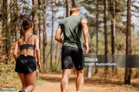 공원에서 함께 운동하고 조깅하는 남자와 여자 따뜻한 여름날 일몰 동안 길을 따라 달리는 동안 행복하고 미소 짓는다 20 24세에 대한 스톡 사진 및 기타 이미지 Istock