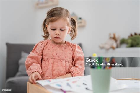 마커와 스티커를 가지고 노는 한 어린 소녀 창의력 개발 개념 2 3 살에 대한 스톡 사진 및 기타 이미지 2 3 살 가정