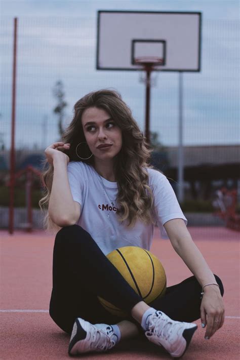Девушка баскетбол Портретные позы выпускников Баскетбольная фотография Позы моделей