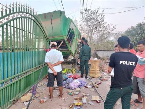 បើកបររថយន្តក្នុងស្ថានភាពស្រវឹងទៅបុករបងផ្ទះមន្រ្តីយោធាខូចខាតយ៉ាងដំណំ សារព័ត៌មាន នគរវត្ត