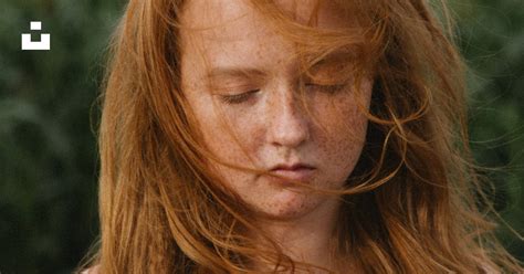 금발 머리를 가진 흰 셔츠를 입은 여자 사진 Unsplash의 무료 어린 소녀 이미지