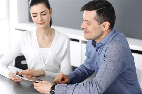 쾌활 한 웃는 사업가와 여성은 현대 사무실에서 태블릿 컴퓨터와 함께 작업 회의나 직장에서 헤드샷 팀워크 파트너십 및 비즈니스 컨셉 가리키기에 대한 스톡 사진 및 기타 이미지