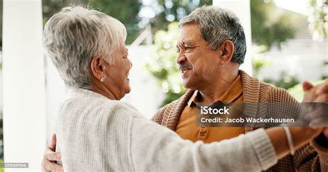 시니어 커플 집에서 춤과 사랑으로 미소 유대감 기념일 축하 남자와 여자가 손을 잡고 은퇴하고 리듬으로 행복하게 집에서 관계를 맺는 사람들 65 69세에 대한 스톡 사진 및