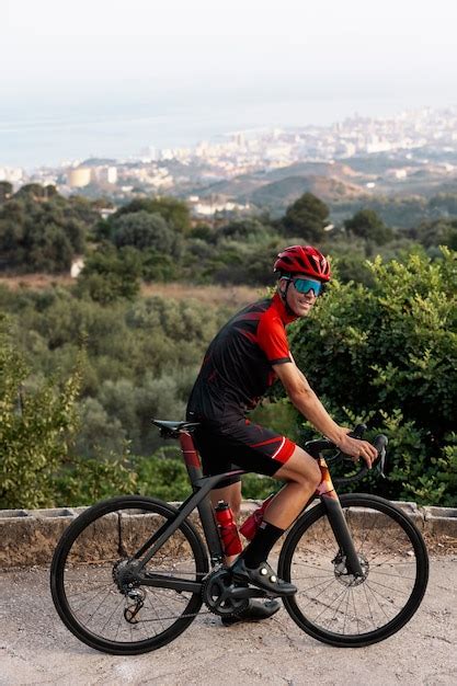 Treinamento De Ciclista Masculino Com Bicicleta Ao Ar Livre Foto Grátis