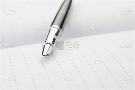 钢笔在笔记本上