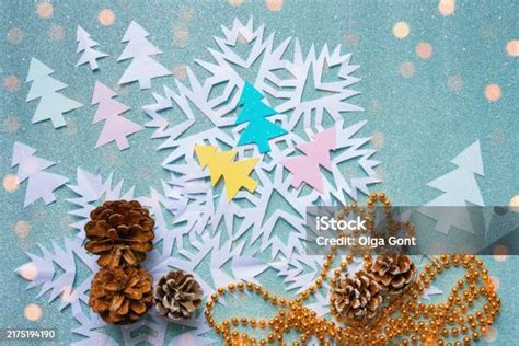 종이 눈송이와 전나무 통하고 있는 푸른 반짝이 배경 와 벽 전나무 원뿔 크리스마스 새해 및 Diy 컨셉 복사 공간 눈송이에 대한