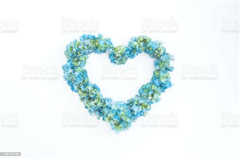 흰색 바탕에 수 국 꽃 사랑 상징에 의하여 이루어져 있다 평면 위치 최고 볼 수 있습니다 발렌타인 상징 0명에 대한 스톡 사진 및 기타 이미지 Istock