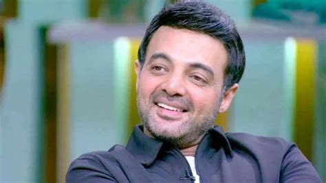 عمرو محمود ياسين يردّ على اتّهامه بمجاملة ياسمين عبد العزيز مجلة لها