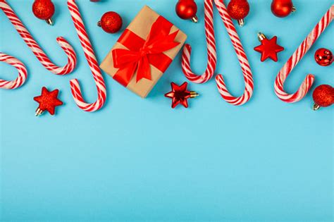 배경에 크리스마스 사탕 지팡이입니다 휴일 인사말 카드입니다 크리스마스와 새해 연휴를 위한 컨셉 겨울 플랫레이 평면도 복사 공간 0명에 대한 스톡 사진 및 기타 이미지