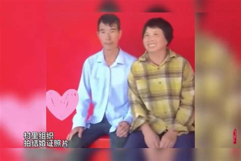 村里组织拍结婚证照片场面幸福欢乐是向往的爱情 结婚证 场面 照片