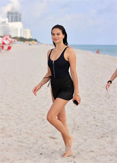 Shanina Shaik Barefoot Bts 11 Photos The Fappening