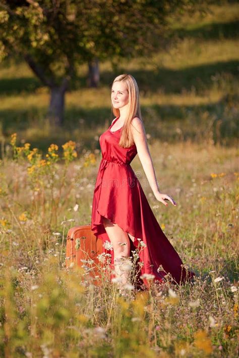 Красивая девушка топлесс на луге весны Стоковое Изображение изображение насчитывающей топлесс
