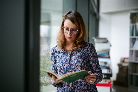 도서관의 여성은 문학을 읽습니다 창문 근처 사무실에서 비즈니스 소녀 35 39세에 대한 스톡 사진 및 기타 이미지 35 39