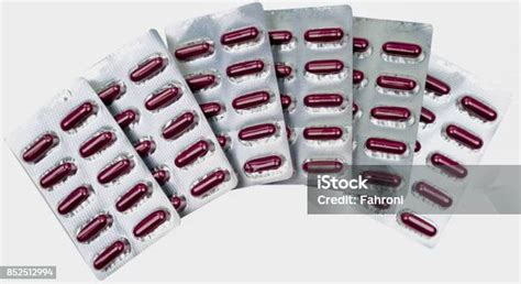 레드의 힙 클리핑 경로와 물집 팩에서 약 캡슐 비타민과 보충제 개념 0명에 대한 스톡 사진 및 기타 이미지 0명 갈색 개념 Istock