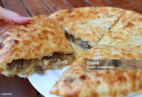 양념한 고기로 채워진 조지아 전통 납작한 빵인 Kubdari 한 조각을 손으로 따기 고기에 대한 스톡 사진 및 기타 이미지 고기 그루지야 그릇 Istock