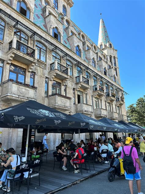 건물 건물 외관 건물 외장 건축 건축 세부 경치가 좋은 관광 관광 명소 관광 사이트 구조 그루지야 건축 노란색 높이 도시 경관 도시 풍경 도시의