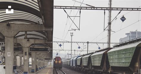 기차 레일이 있는 기차역 사진 Unsplash의 무료 레일 이미지